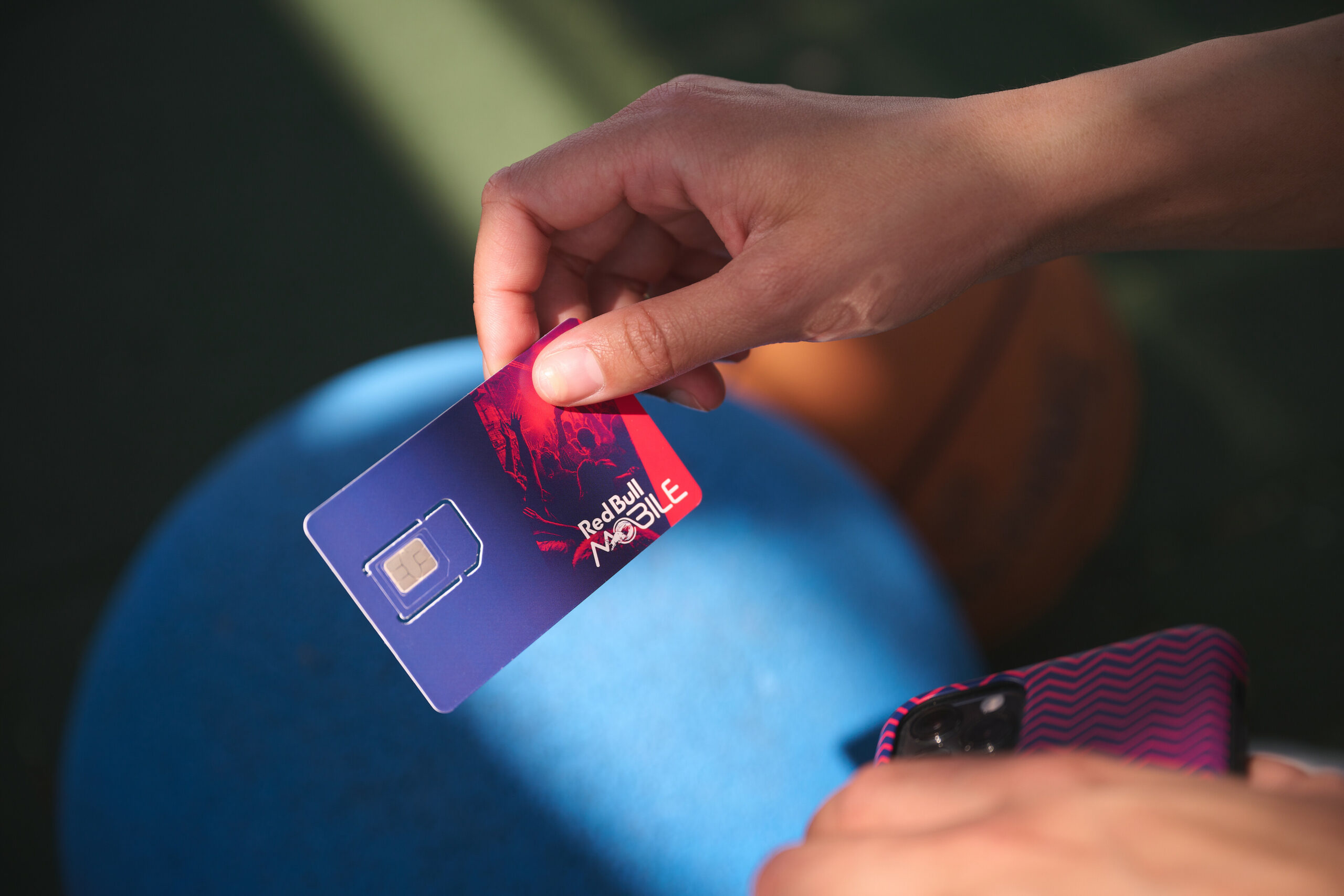 Karta eSIM za granicą – czy i jak działa w roamingu? - Red Bull MOBILE